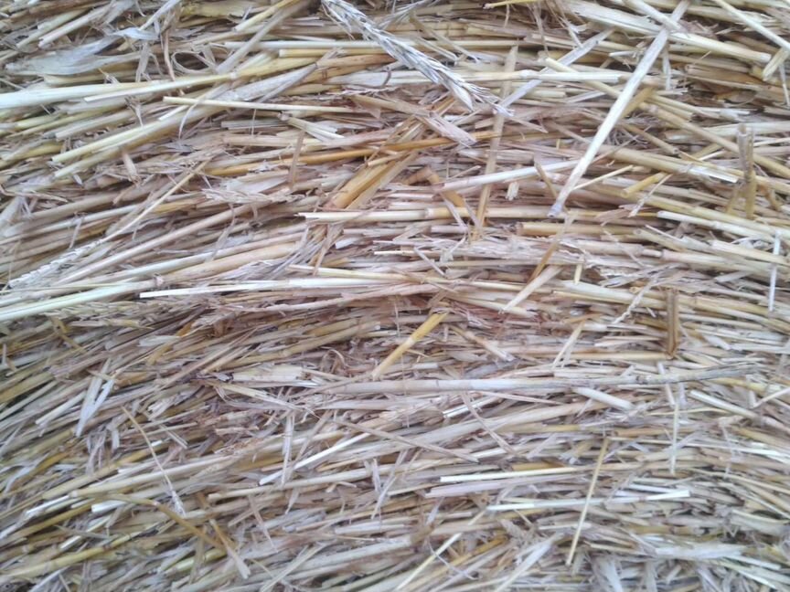 Солома в мешках
