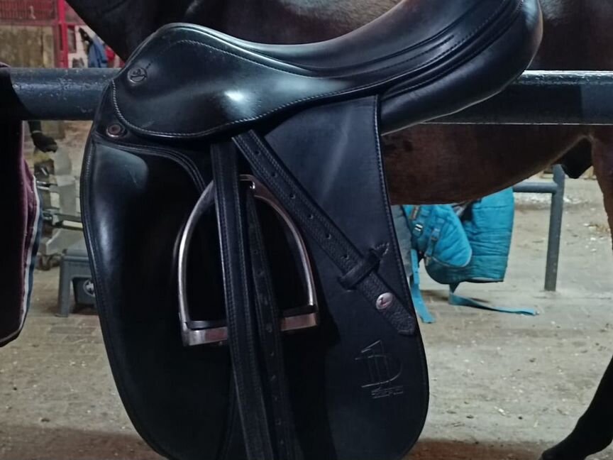 Седло выездковое Prestige zero, размер17М