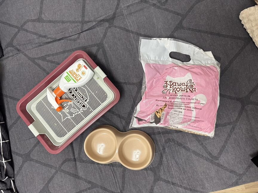 Лоток, наполнитель и миска для кошки