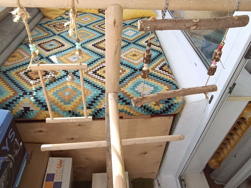 Стенд с качелям и жердочками для попугая