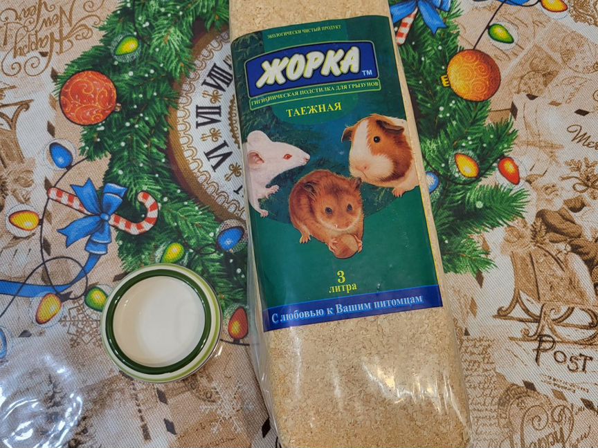 Опилки и миска для хомяка