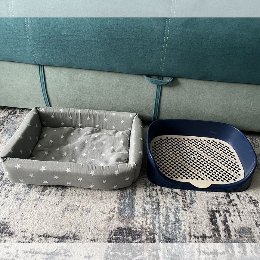 Лежанка и туалет для животного