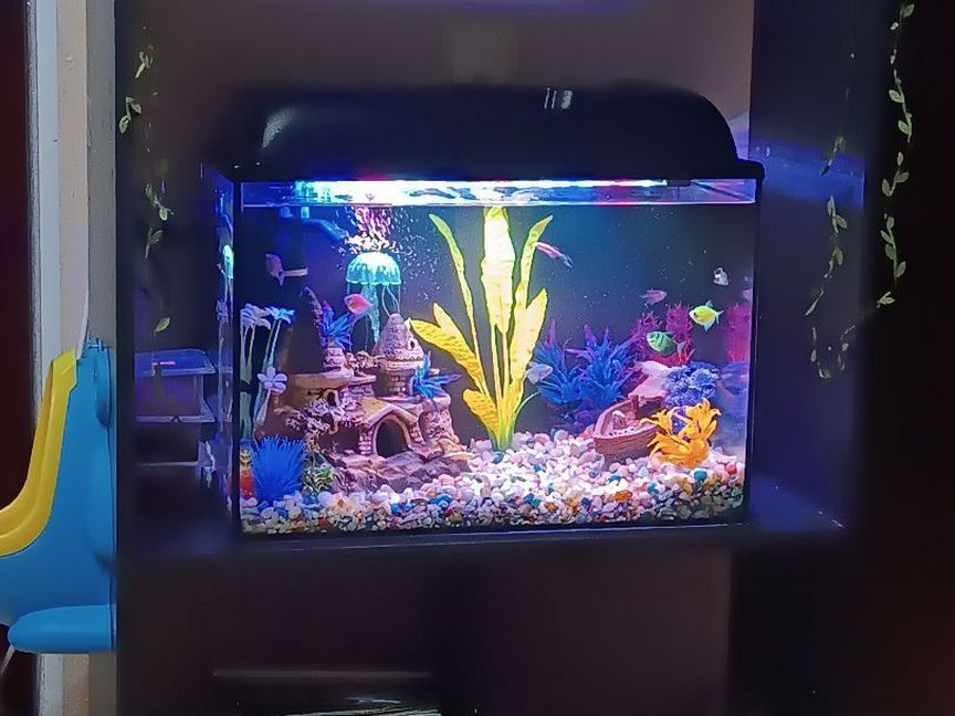 Аквариум 40 л коряги грунт