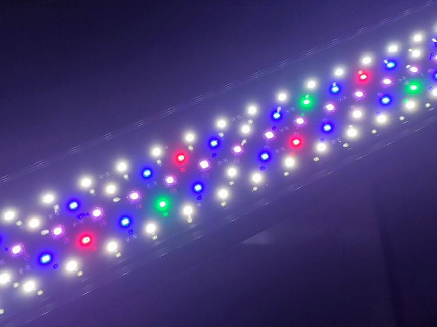 Яркий светильник wrgb