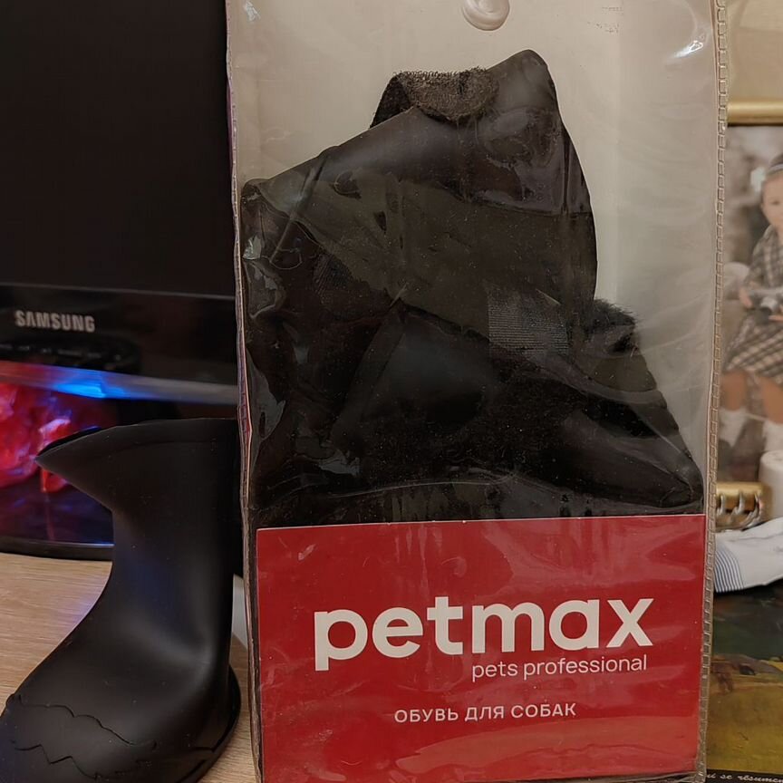 Ботинки, поводки и расчёска для собак