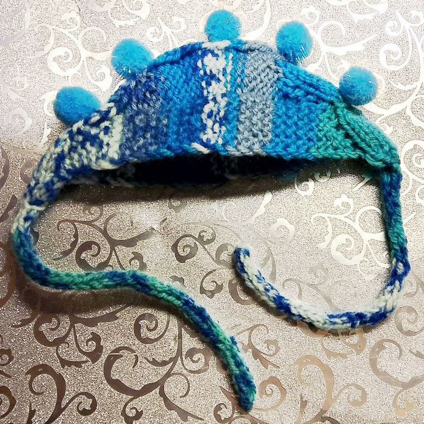 Забавная шапочка-чепчик с помпончиками для собачки