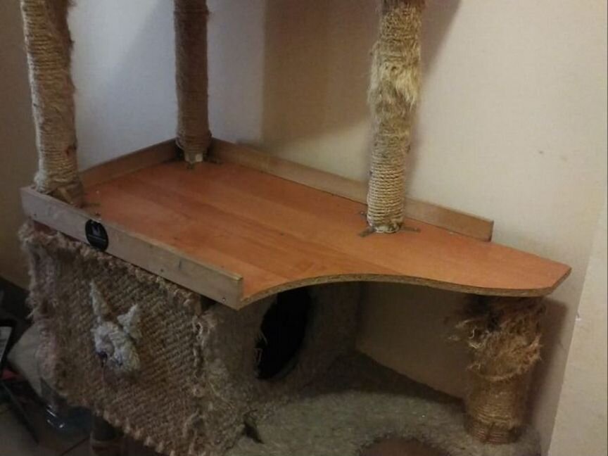 Кошачий домик с когтеточкой