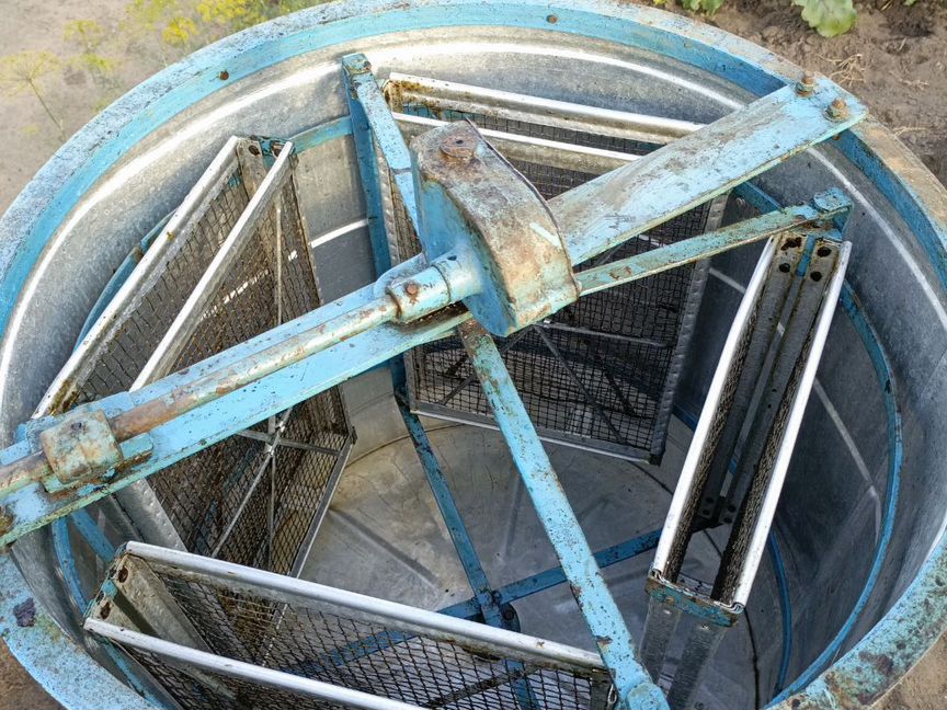 Медогонка 4 рамочная бу