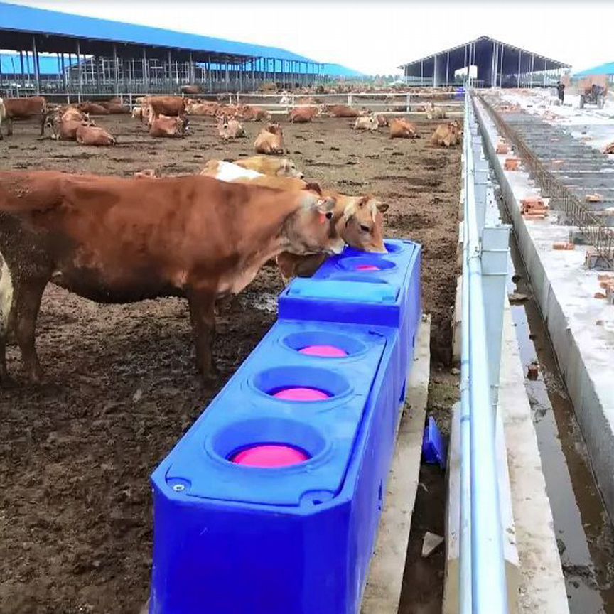 Поилка 4-х метровая закрытая с подогревом 320л