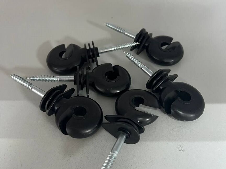 Изолятор с саморезом для электропастуха 25шт