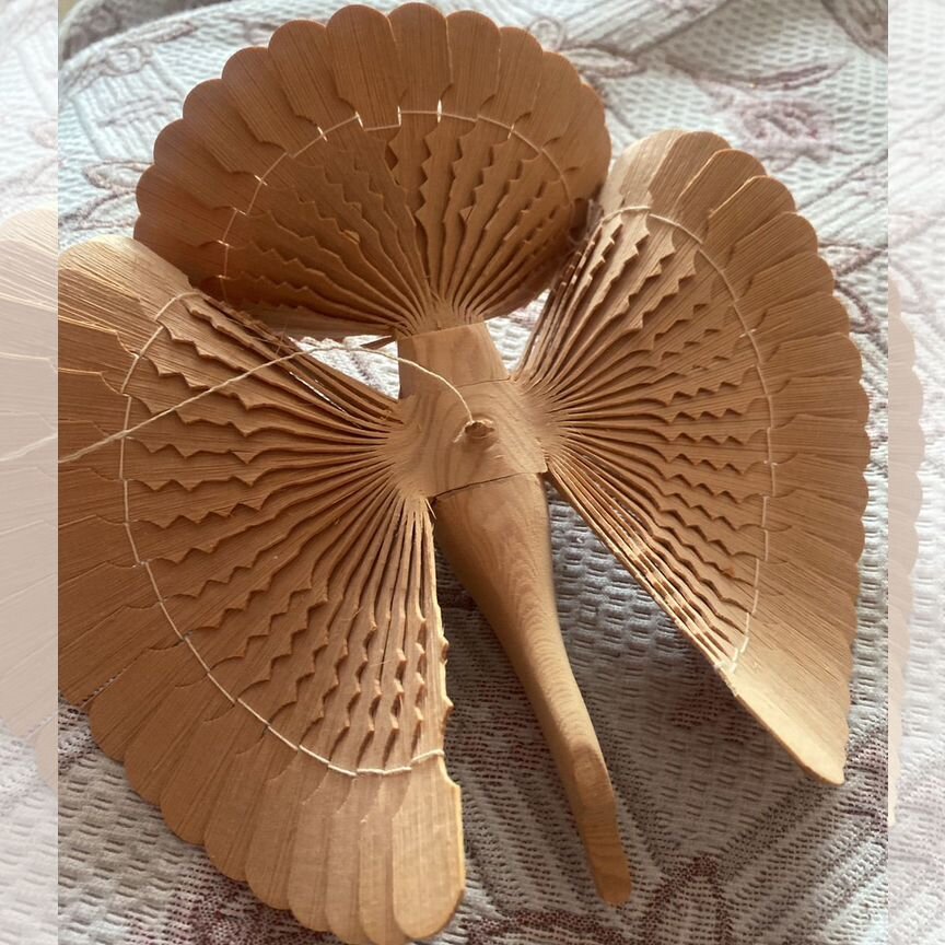 Птица счастья щепная