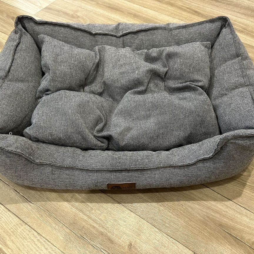 Лежанка и миски для собачки