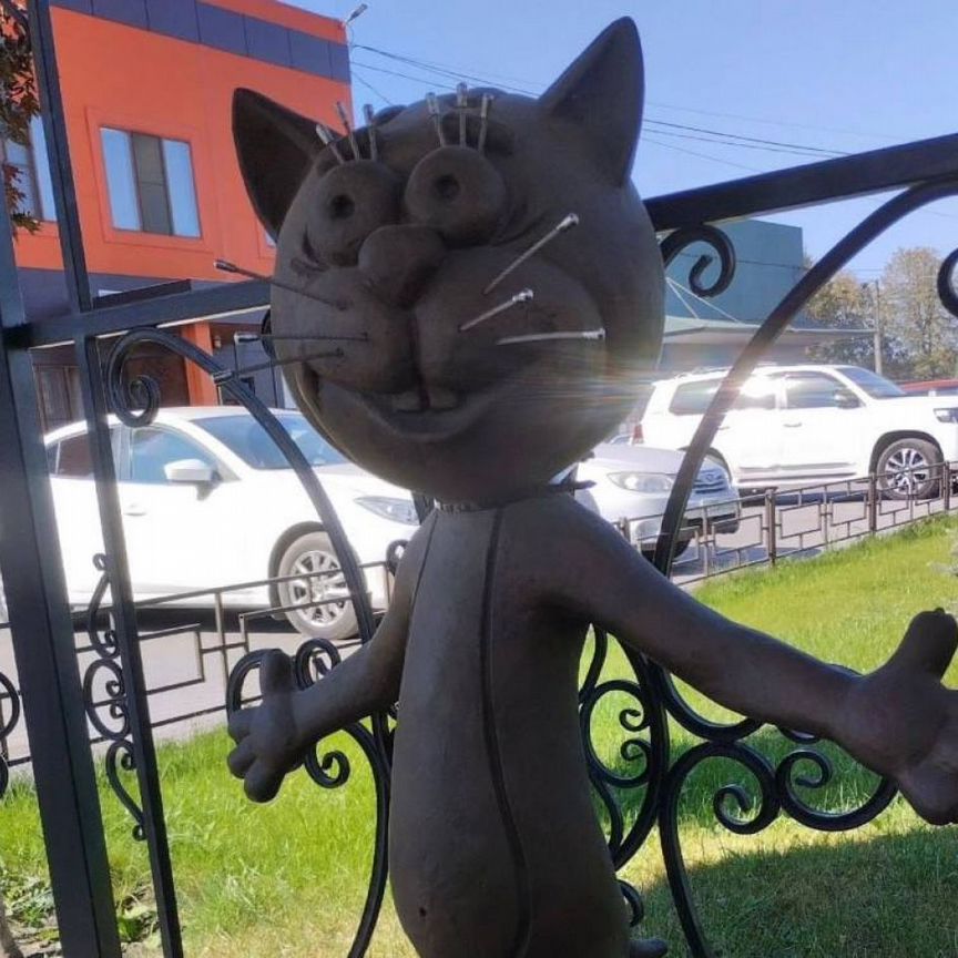Котенок очень игривый