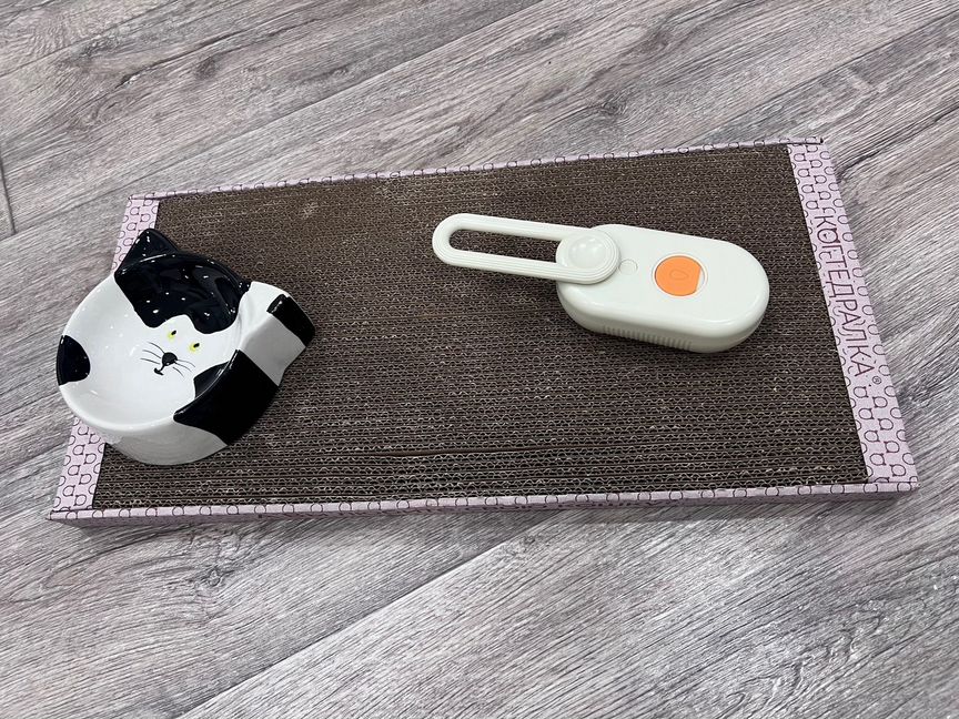 Когтеточка, миска, чесалка для кошек