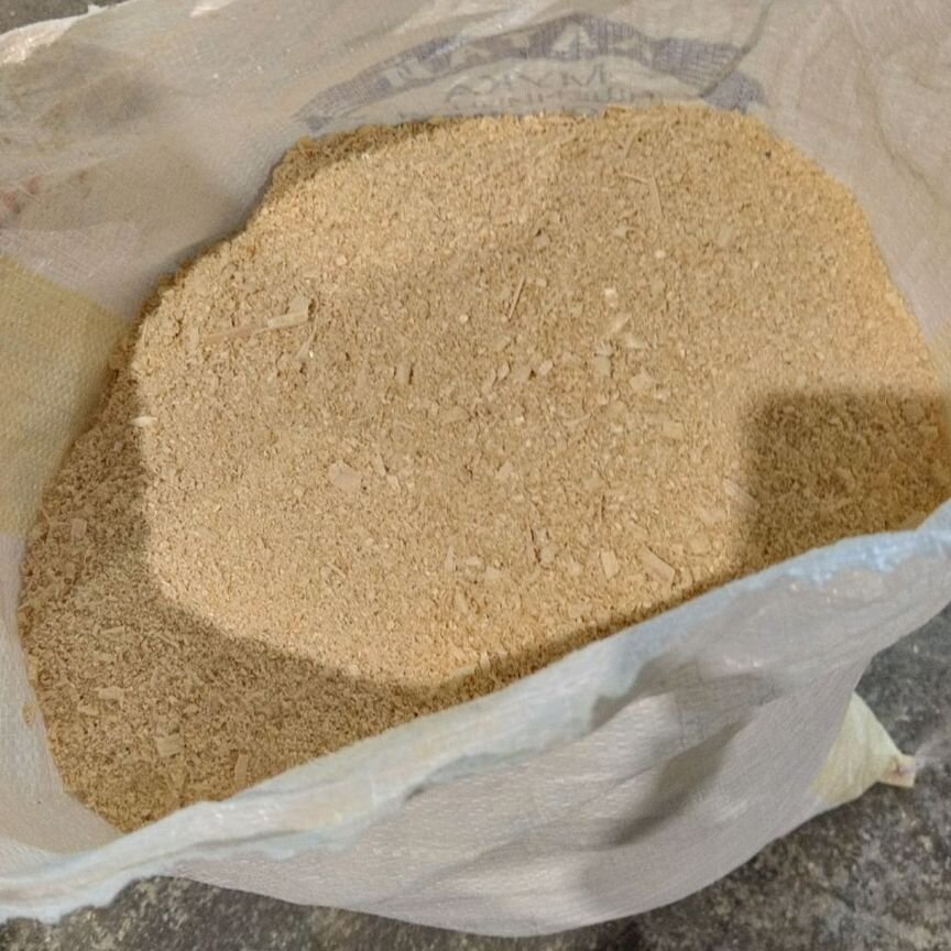 Сухие опилки в мешках