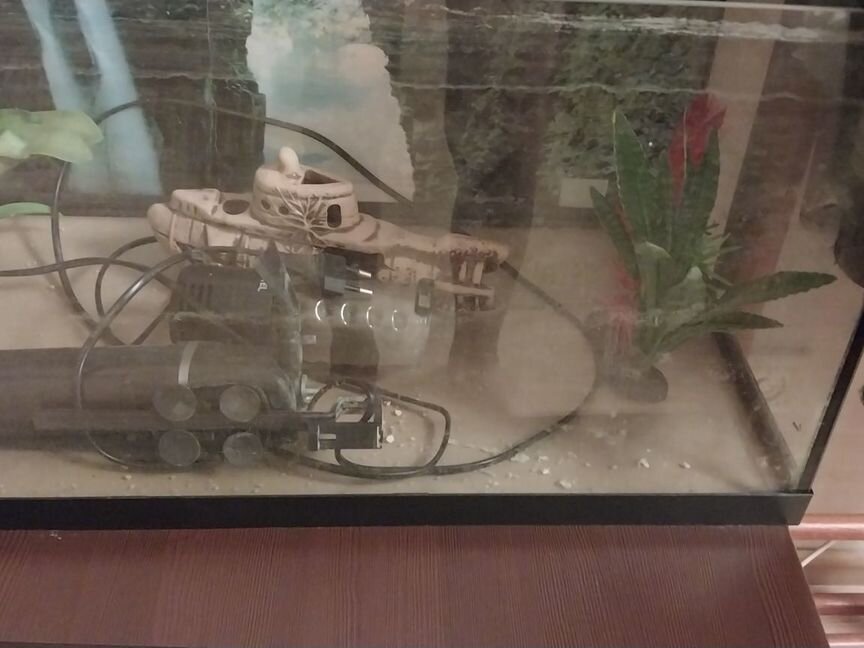 Аквариум с декорациями и 2 фильтрами