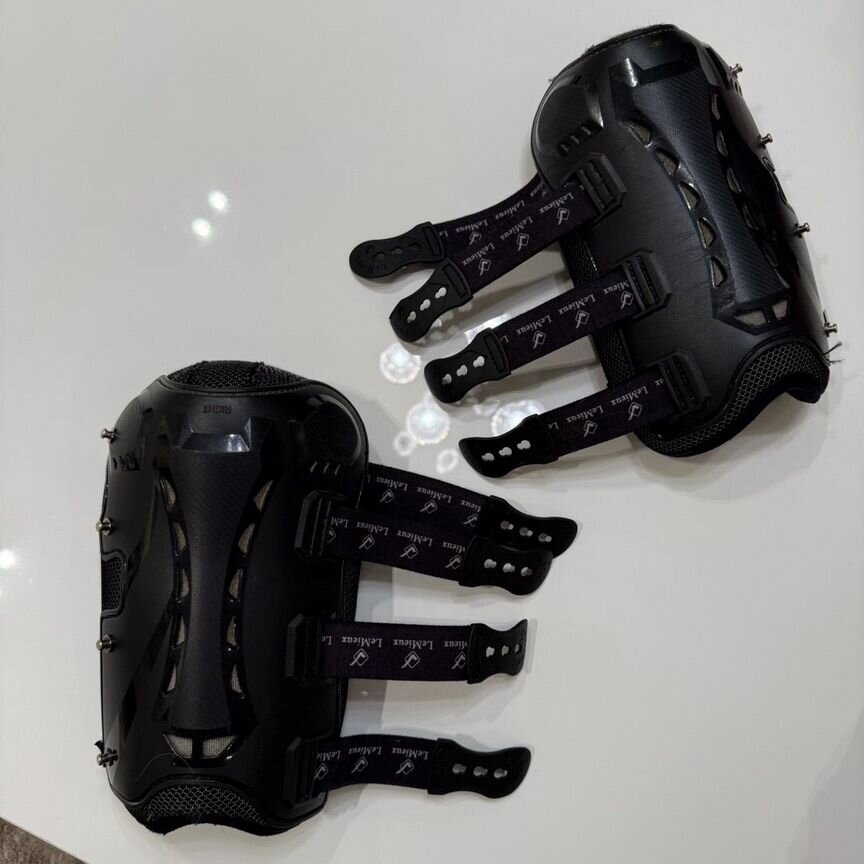 Ногавки, наколенники для лошади