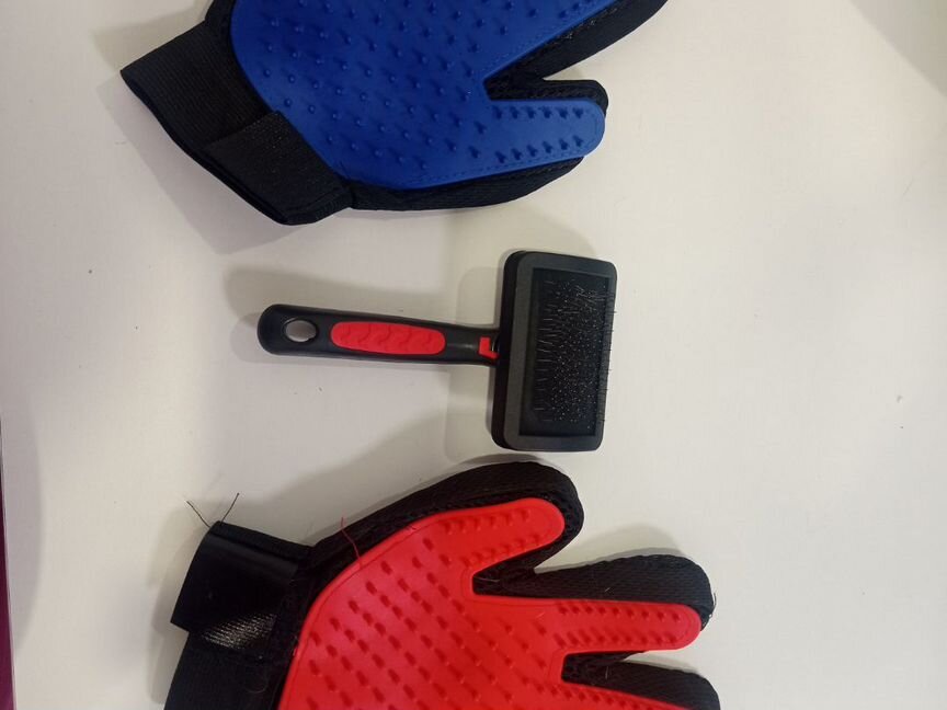 Перчатки и щётка для ухода за животными