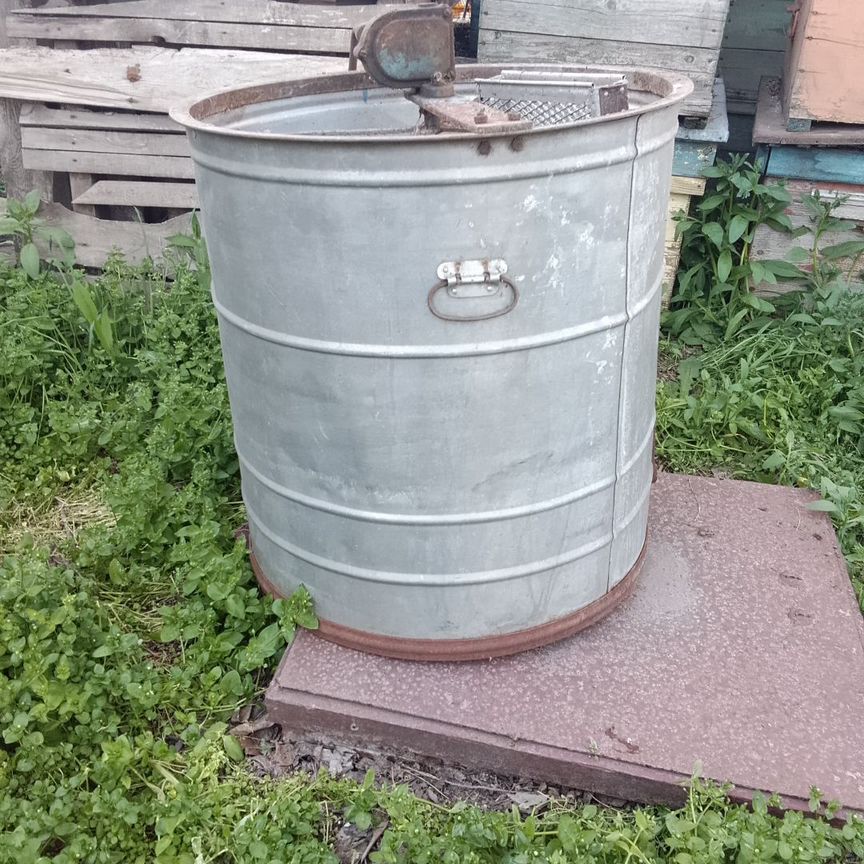 Медогонка и ульи