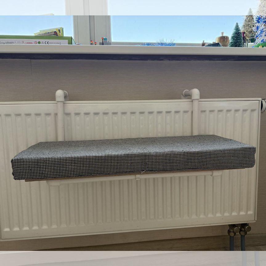 Лежанка для кота на батарею