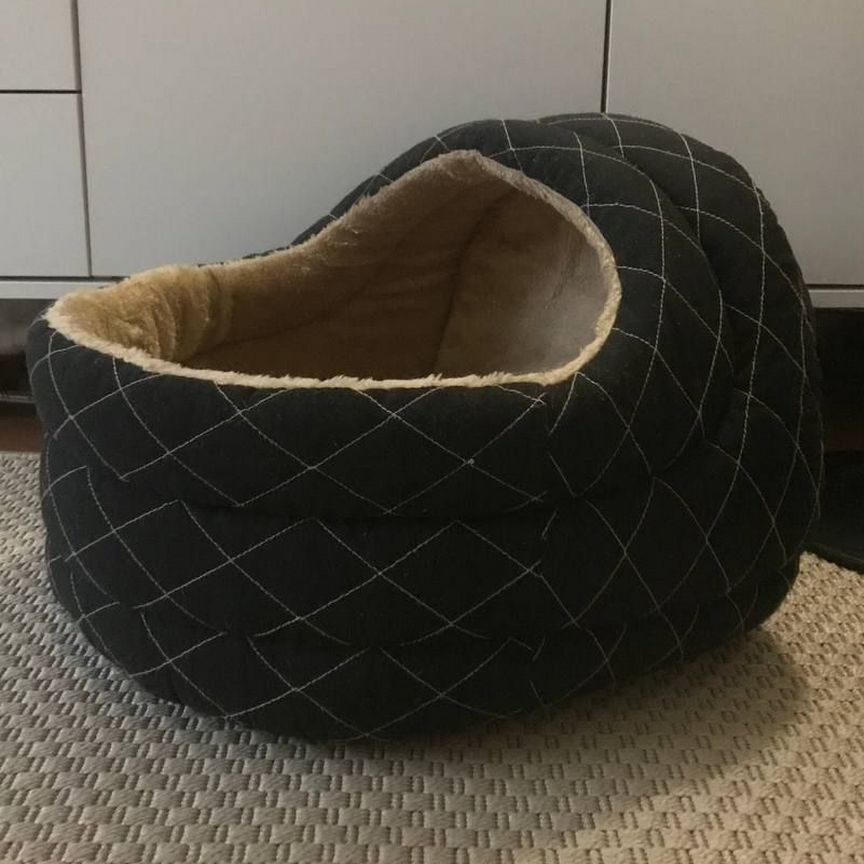 Лежанка для кошек б/у