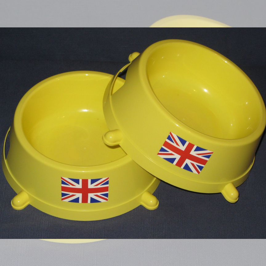 Миски с флагом