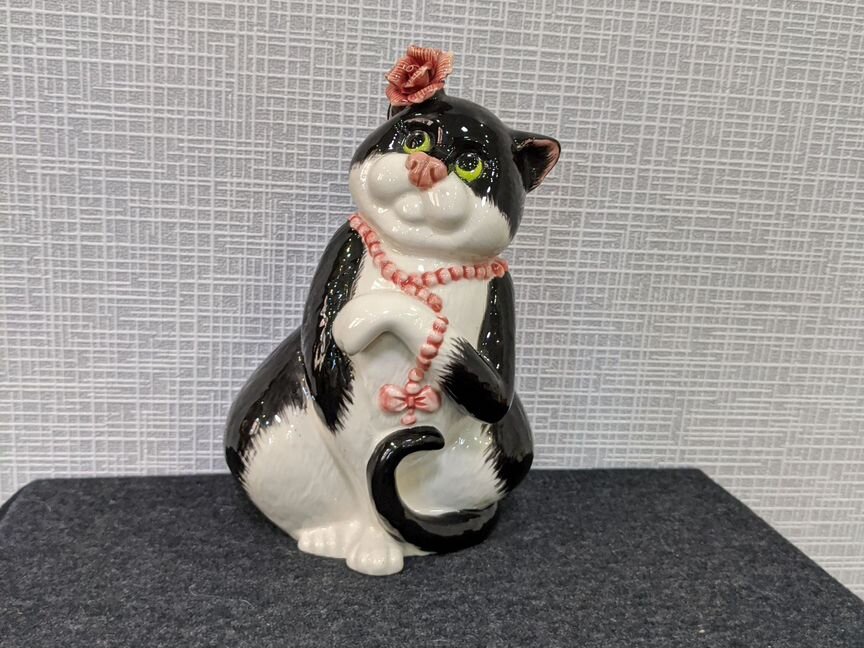 Зеленоглазая кошка, красавица,упитанная