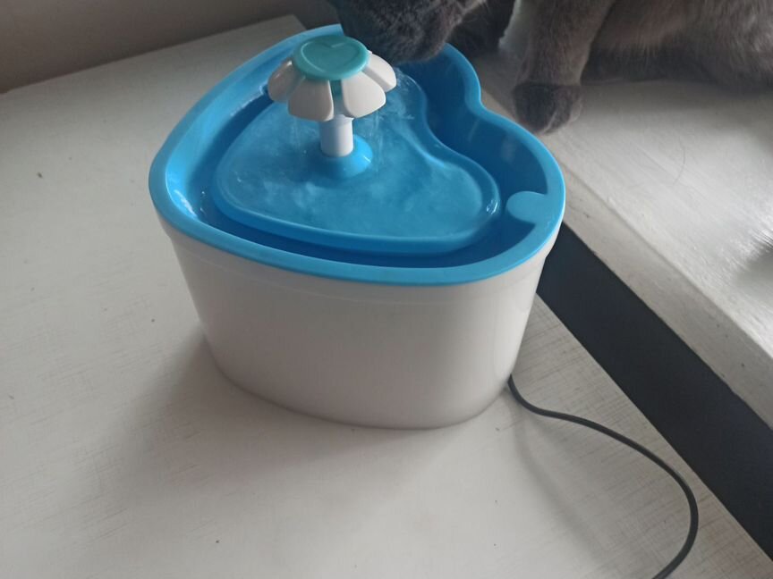 Фонтан поилка для кошек