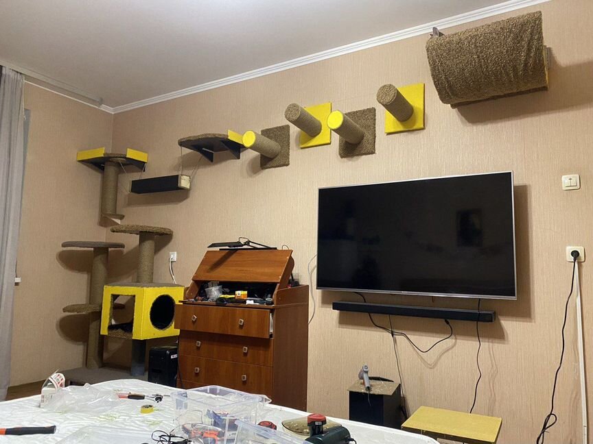 Кошачий домик с когтеточкой