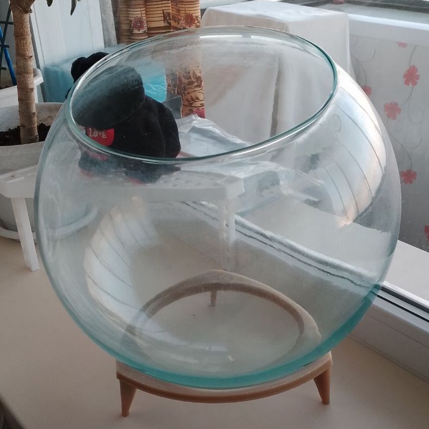 Аквариум с подставкой около 20 литров