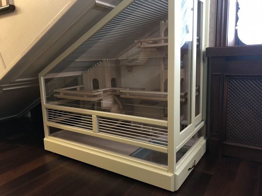 Витрина для шиншилл под лестницу