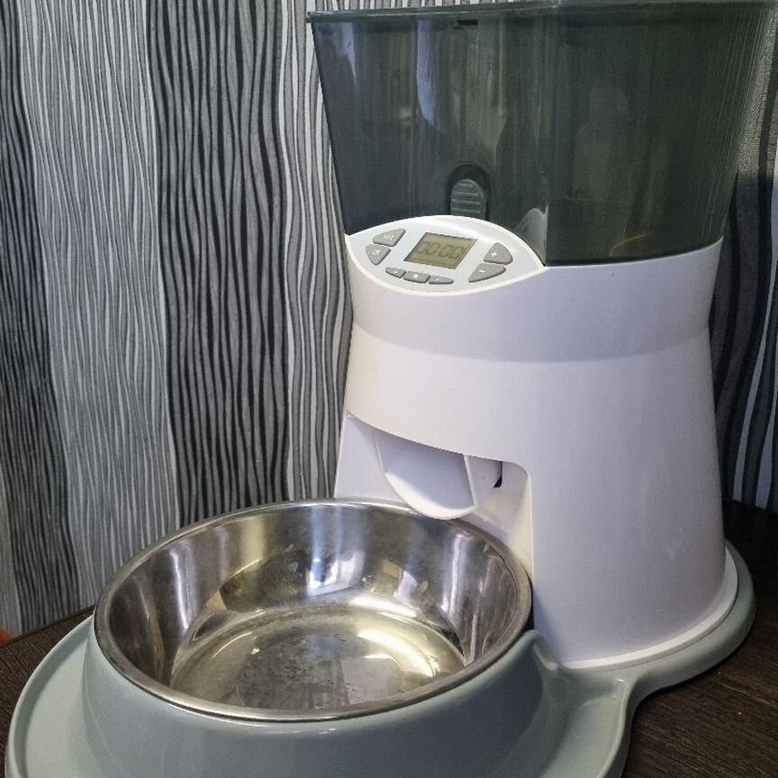 Автоматическая кормушка для кошек и собак