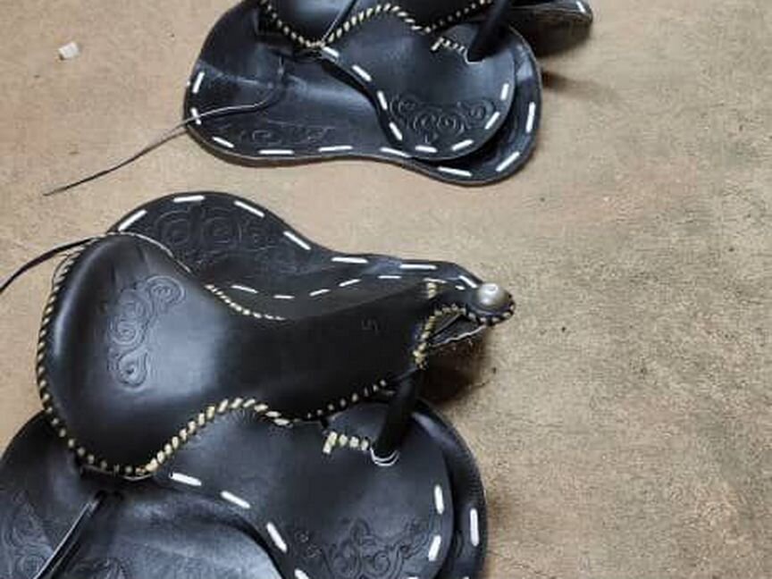 Все для лошадей, седла, недоуздки, уздечки и др