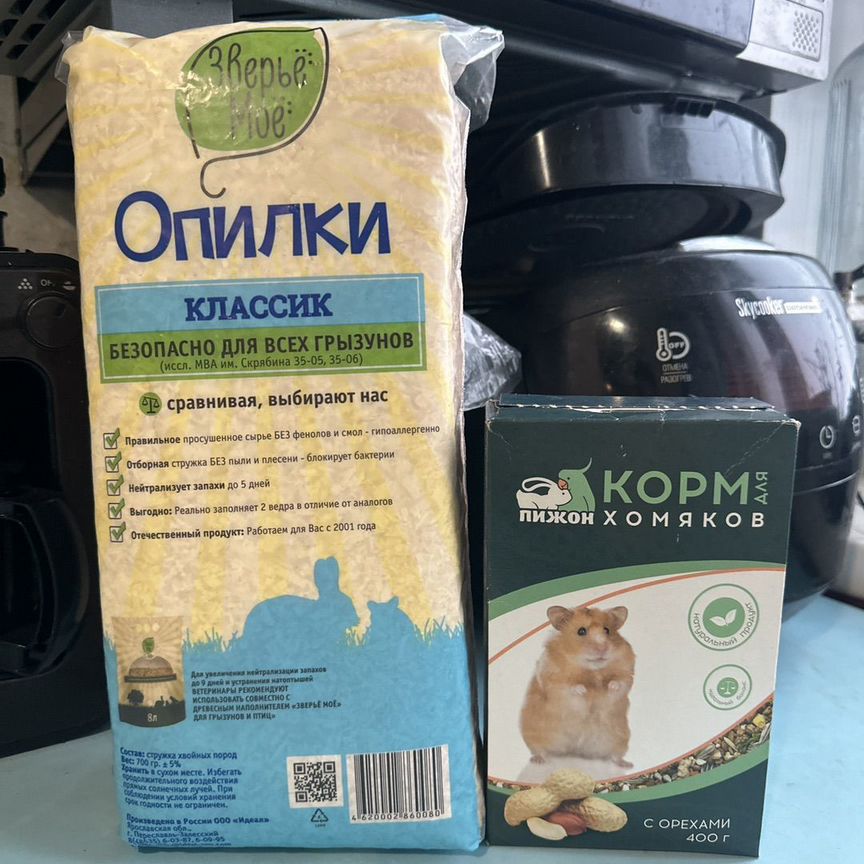 Упаковка опилок и корм