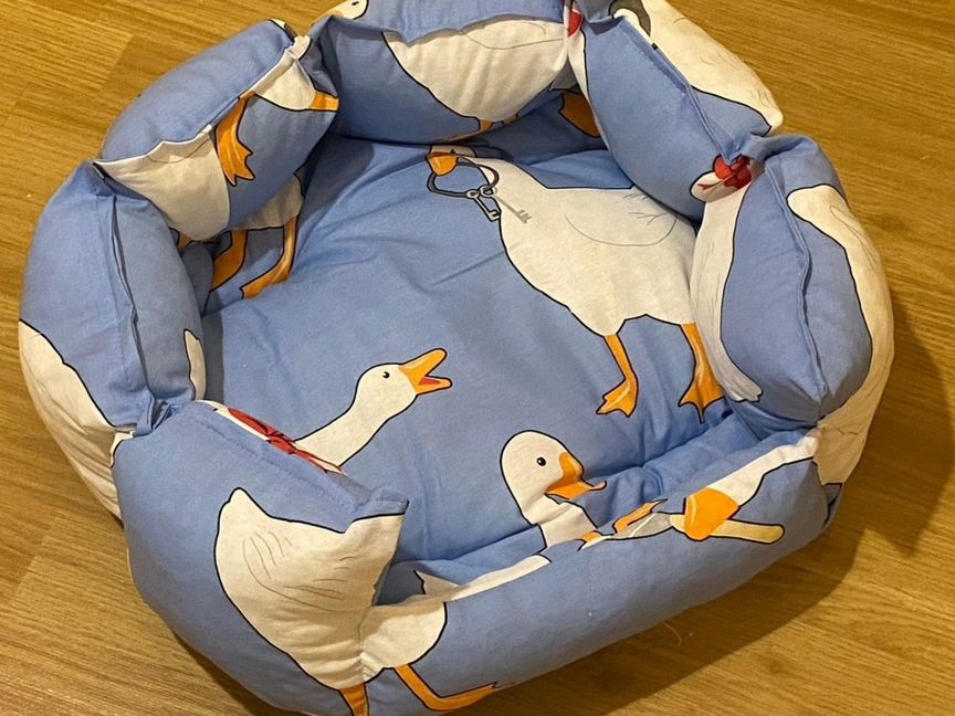 Лежанка-диванчик для кошки или маленькой собачки