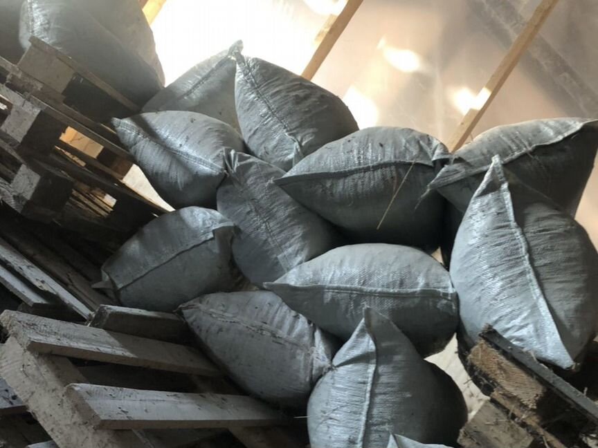 Сено в мешках на подстилку