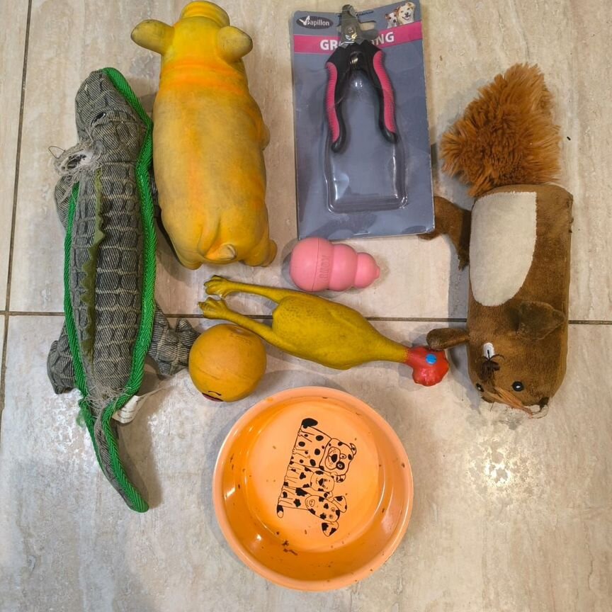 Отдам собачьи игрушки и миску