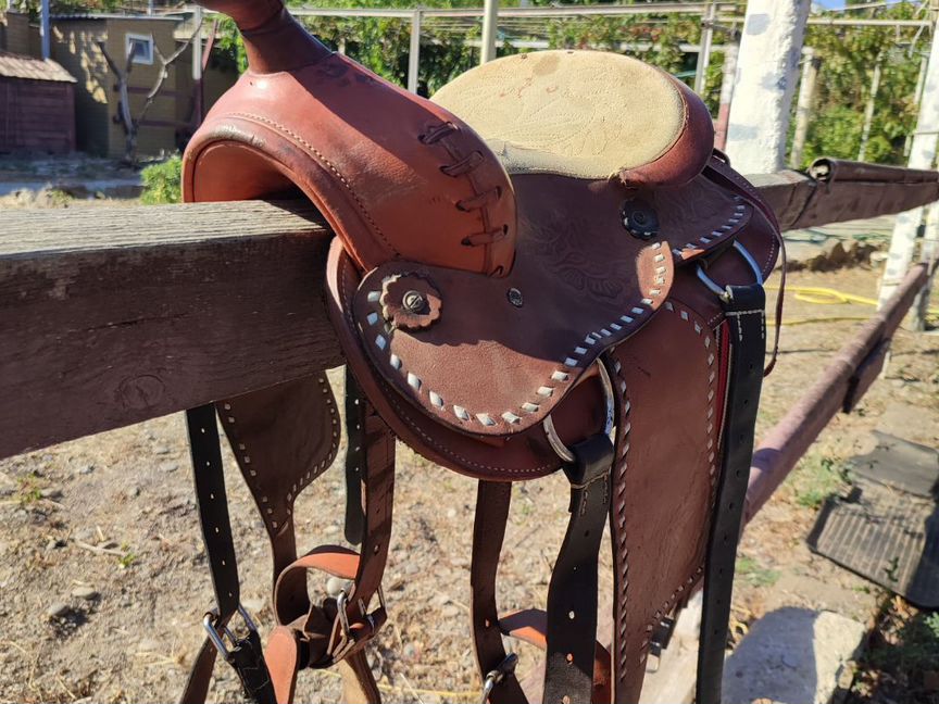 Седло и кожаное оголовье для пони