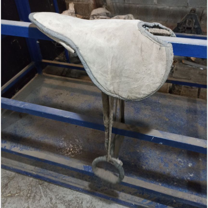 Седло для верховой езды на лошади