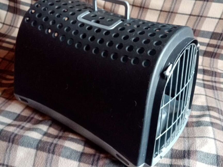 Переноска для кошек пластиковая и чехол к ней