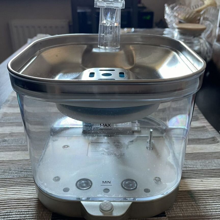 Фонтан поилка для кошек с датчиком движения