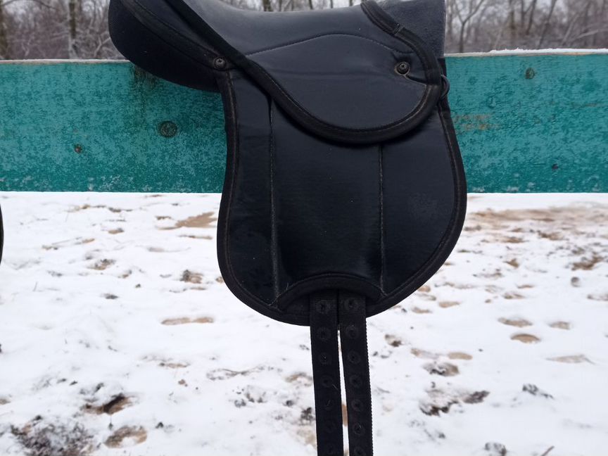 Седло на пони и скаковое седло