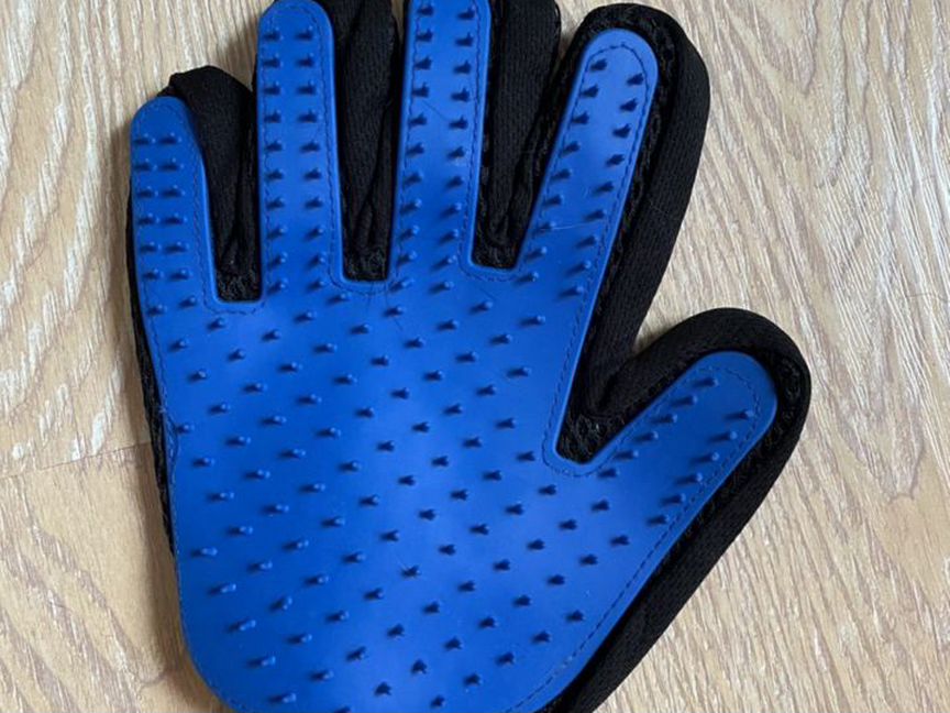 Перчатка для вычесывания шерсти