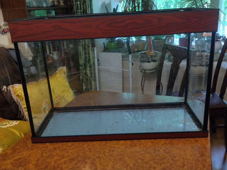 Аквариум 100л б/у немного течет. Отдам бесплатно