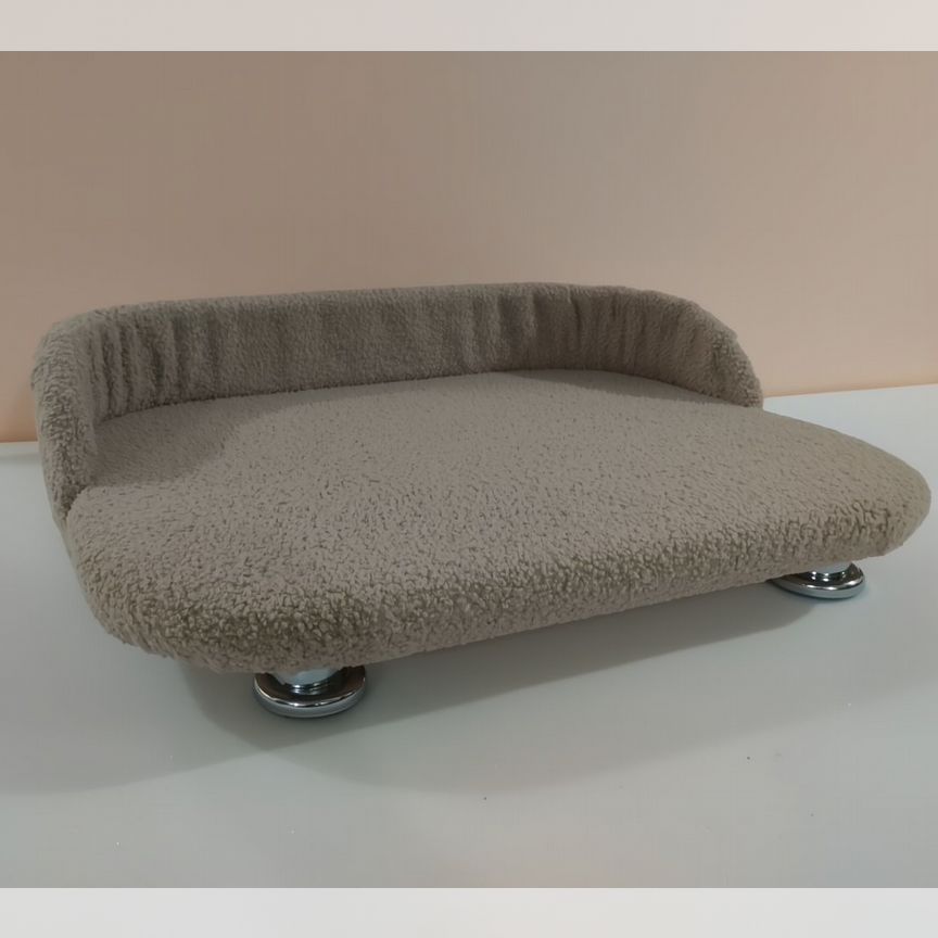 Маленький диванчик для домашних животных