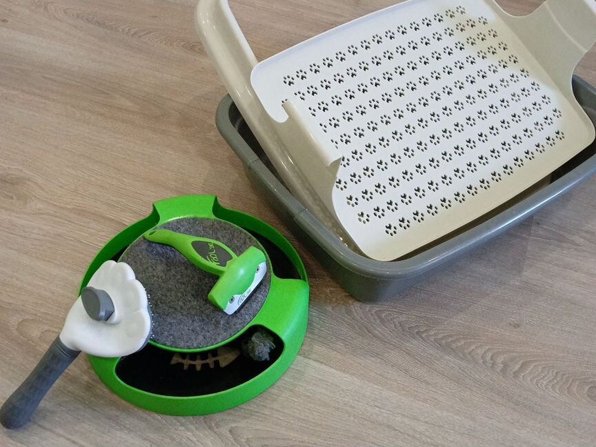 Кошачий лоток, игрушка с мышкой, две расчески