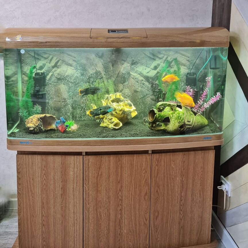 Аквариум с рыбками и тумба