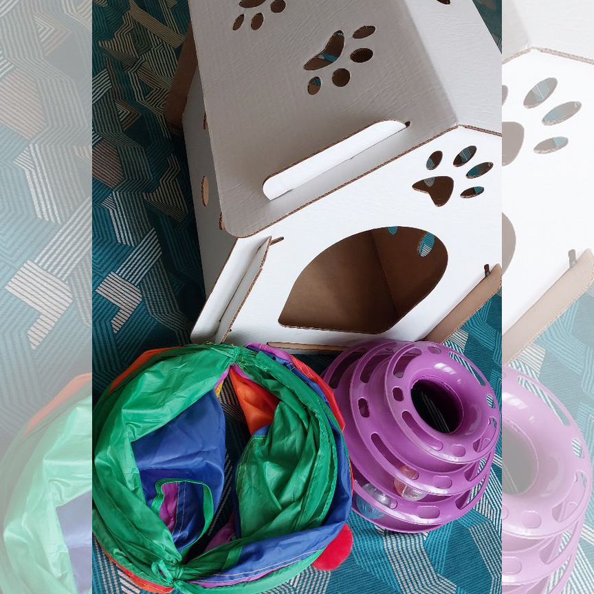 Домик для кошки с игрушками и чашками