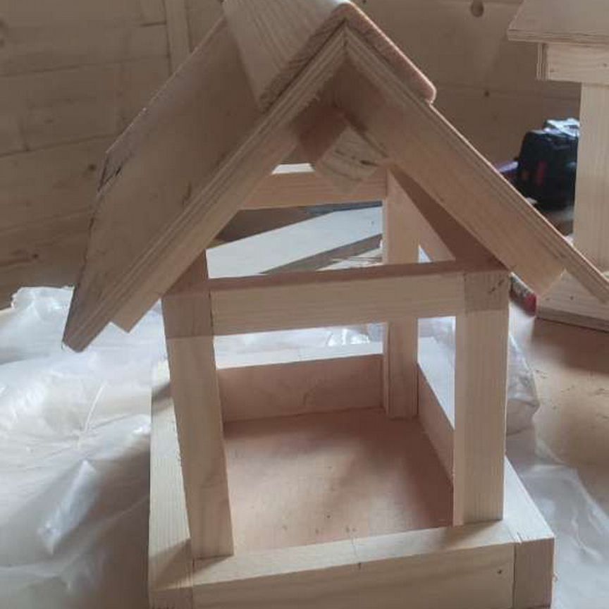 Кормушка для птиц из дерева