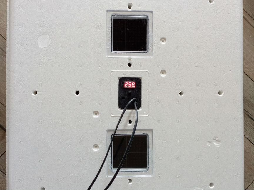 Инкубатор несушка на 104 яйца